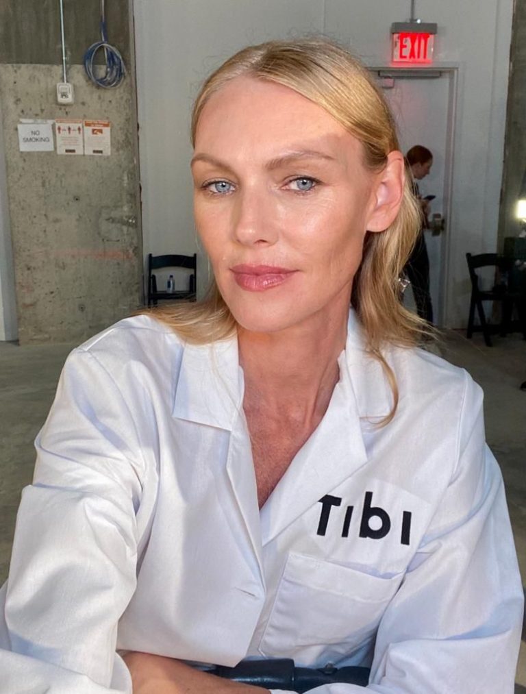 A modelo gaúcha Shirley Mallmann retorna às passarelas - Revista VLK