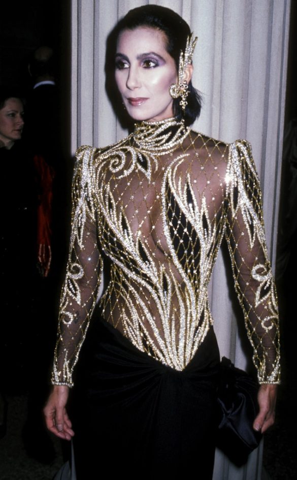 Cher completa 77 anos: relembre looks icônicos da deusa do pop ...